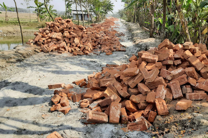 সড়ক নির্মাণে নিম্নমানের ইট | The Daily Star Bangla