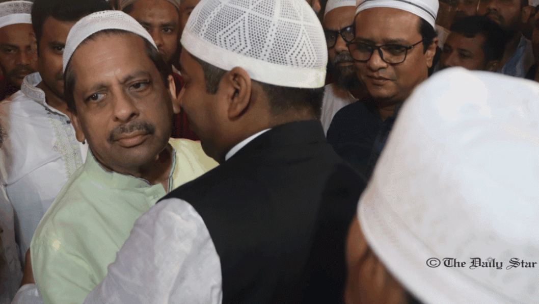 ঈদের জামাতে এক কাতারে চাচা-ভাতিজা, ক্ষমা চাইলেন সাদিক আব্দুল্লাহ